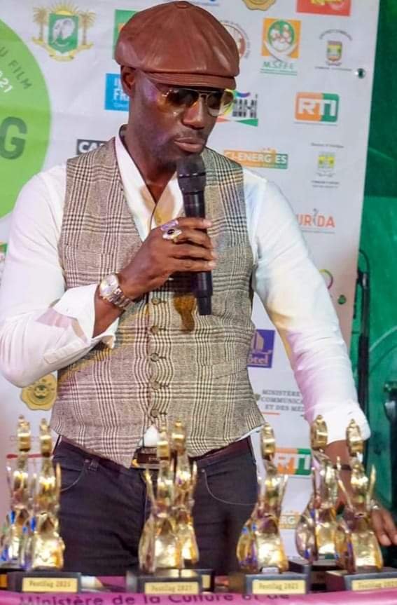 Entre le marteau et l'enclume, un film de Glad Amog Lemra. - Singularity